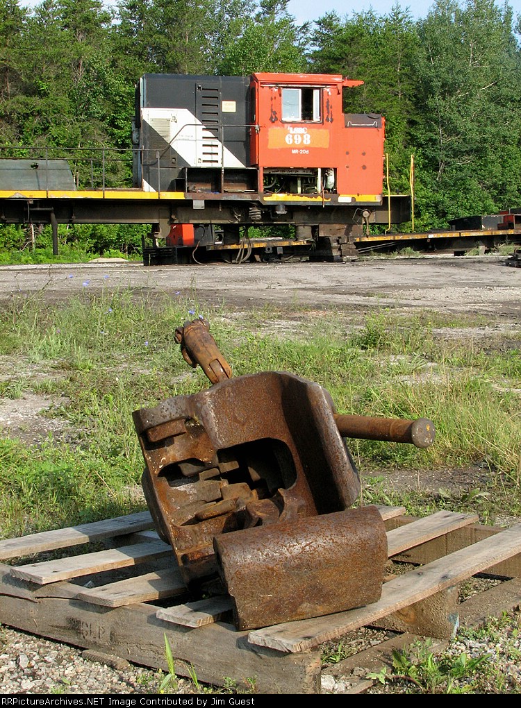 A coupler rests in the yard as LSRC 698 awaits the torch.